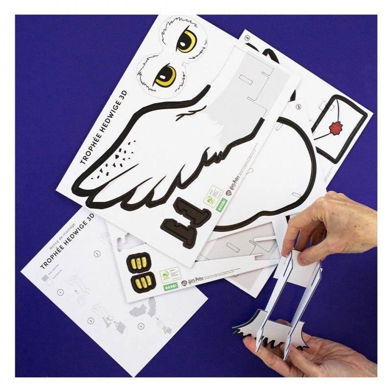 Harry Potter™ Craft Kit: the 3D Hedwig trophy made of sturdy cardboard.